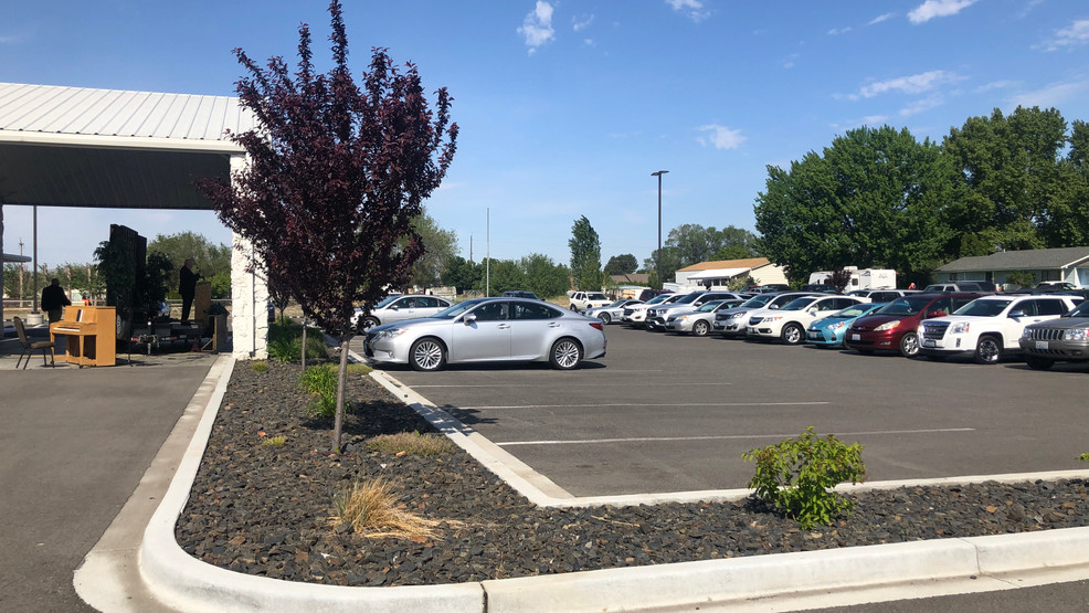 Church hosts parking lot service | KEPR