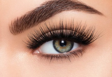 A Beginner's Guide to Applying False Lashes | Seattle Refined